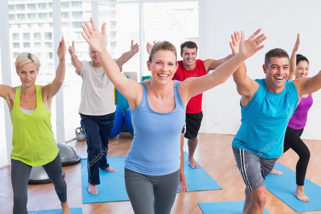 Gente ejercitándose en clase de gimnasia: fotografía de stock ...