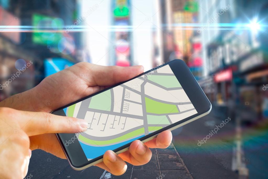 Imagen compuesta del hombre utilizando la aplicaci n de mapa en el tel fono 2024