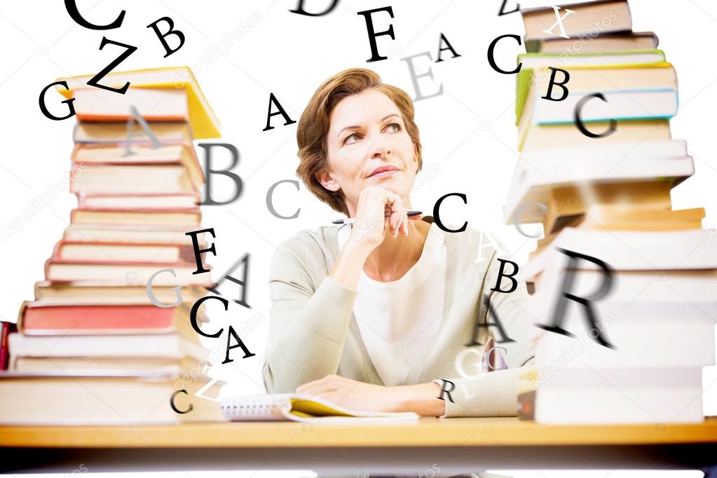 Imagen compuesta del profesor reflexivo en la biblioteca — Foto de ...