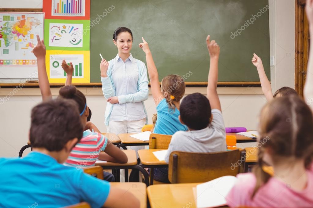 Profesora haciendo una pregunta a su clase — Foto de stock #84703534 ...