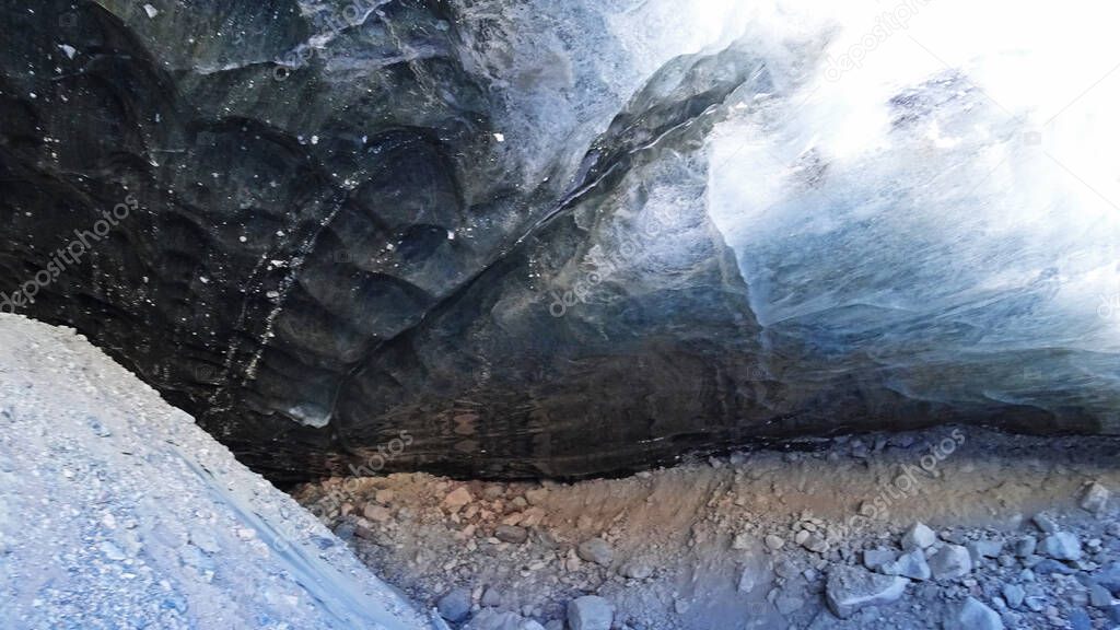 Cueva de hielo en las montañas nevadas. Glaciar Tuyuk-Su 2023