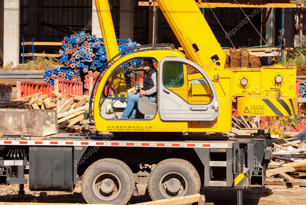 Georgia, Tiflis - 8 de noviembre de 2020: El proceso de construcci n de una casa. Constructores ...