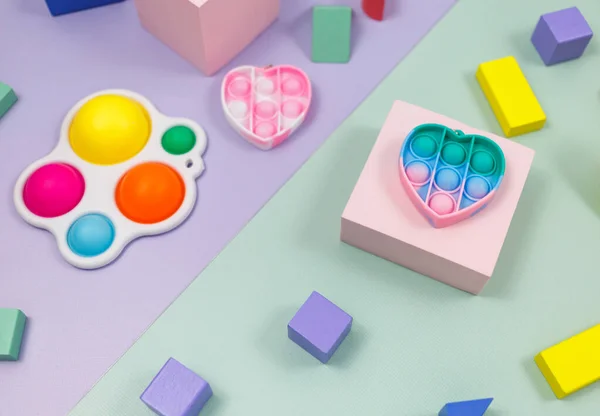Juguetes populares de silicona anti-estrés pop-it para un niño sobre un ...
