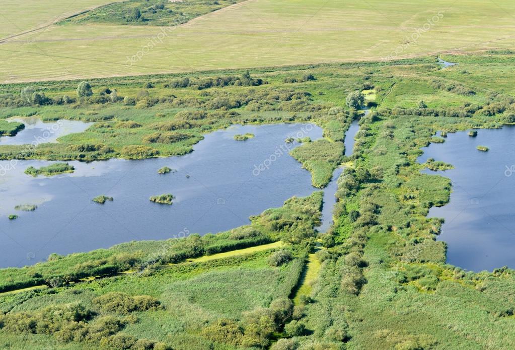 Vista aérea sobre la tierra inundada el gran río durante el verano. 2022