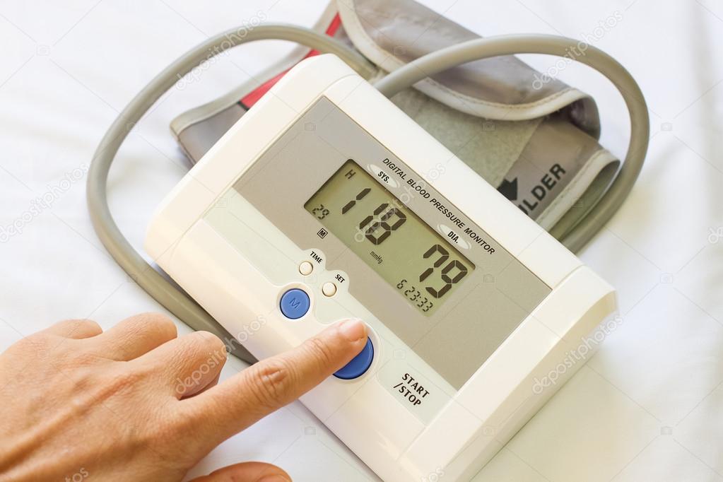 Comprobación de la presión arterial muestran presión arterial normal 2023