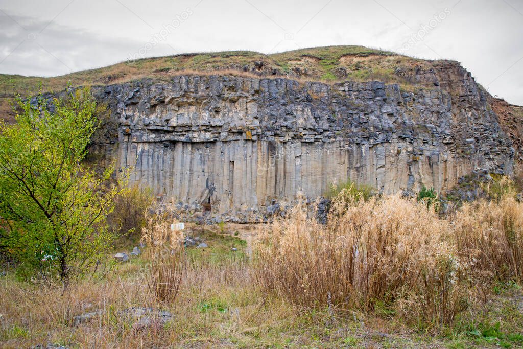 Las columnas de basalto de Racos son el resultado de la actividad ...