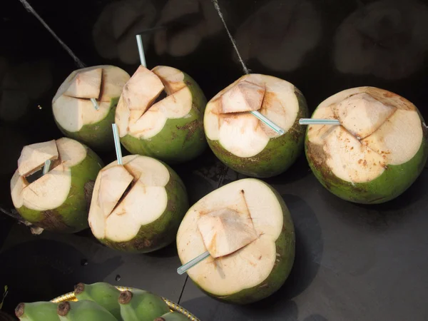 Noix de coco de coupe images libres de droit, photos de Noix de coco de ...