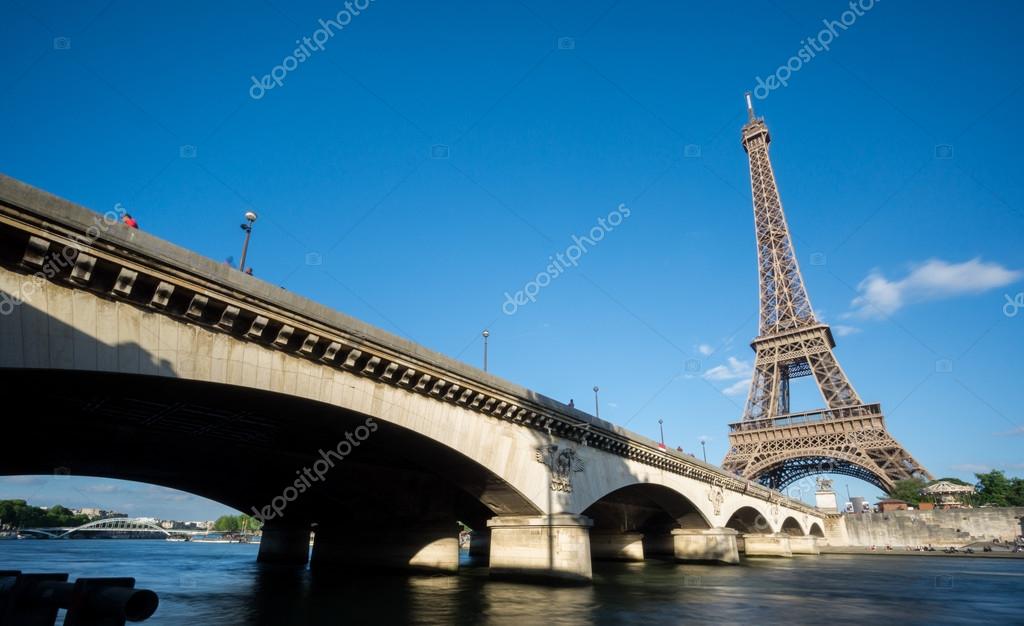 La Torre Eiffel y el puente sobre el río Sena en París 2025