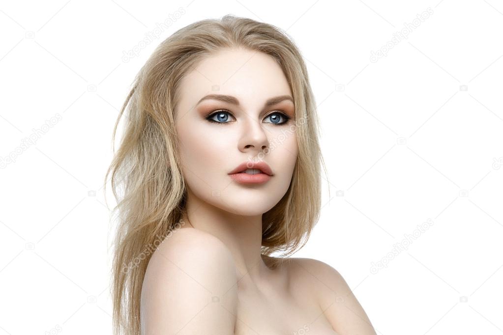Bella ragazza con capelli lunghi biondi e trucco — Foto stock di © Svetography #123096894