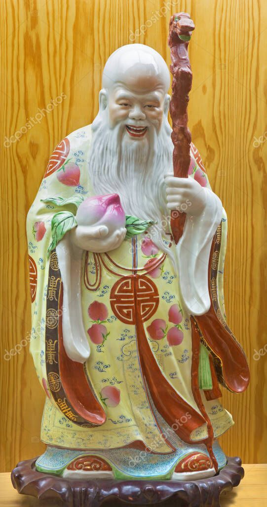 AVILA, ESPAÑA, 18 DE ABRIL DE 2016: La porcelana china Famille Rose ...