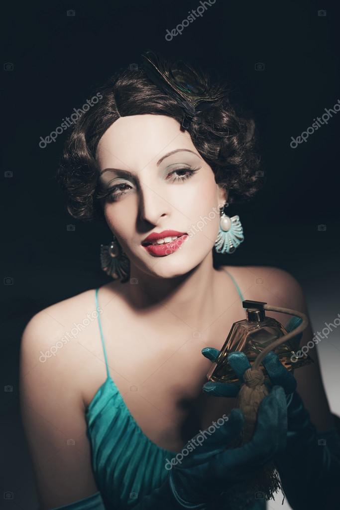 Retro 1920 mujer haciendo perfume 2024