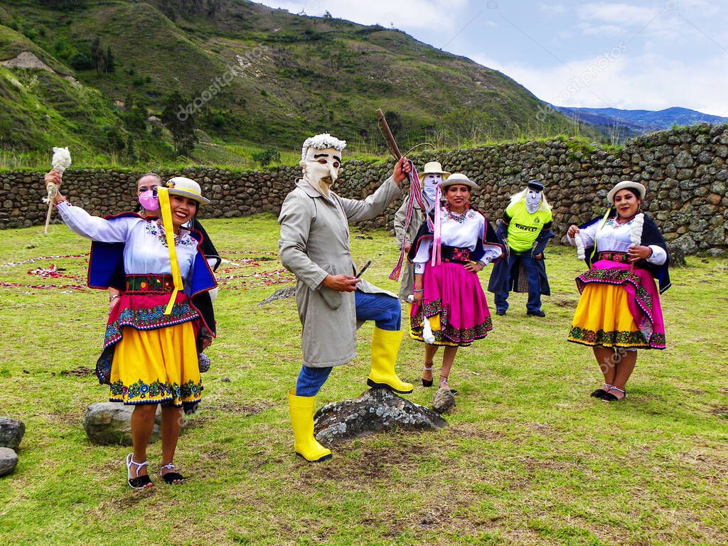 Chobshi, Azuay, Ecuador - 20 de junio de 2021: Celebración Inti Raymi en el sitio arqueológico ...