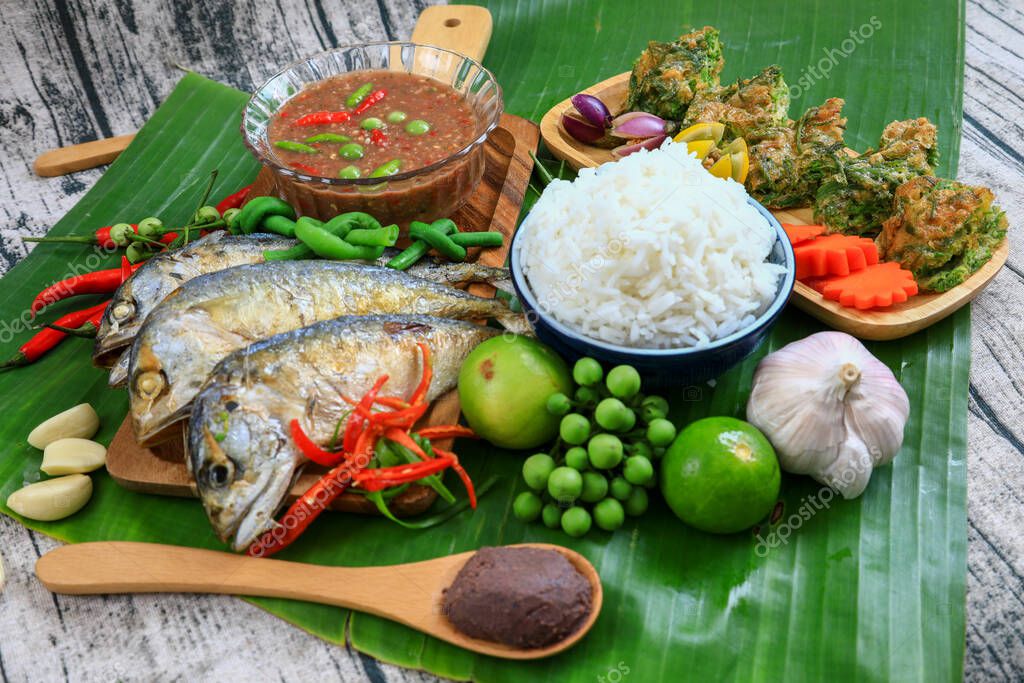 Salsa de pasta de camarones servir con verduras de caballa frita y ...