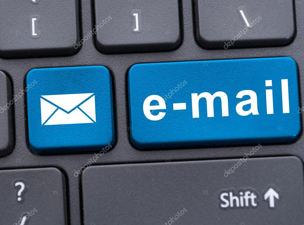 Imagen de primer plano del botón de correo electrónico en el teclado 2023