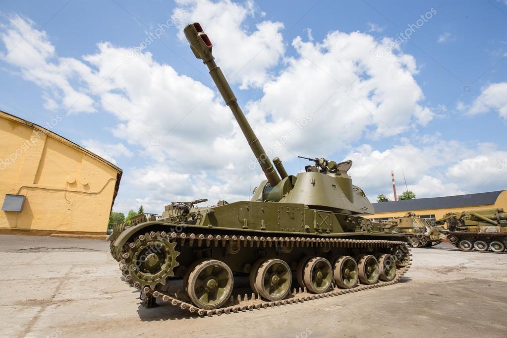 Self-propelled armored artillery howitzer 122mm howitzer 2C1 Gvozdika ...