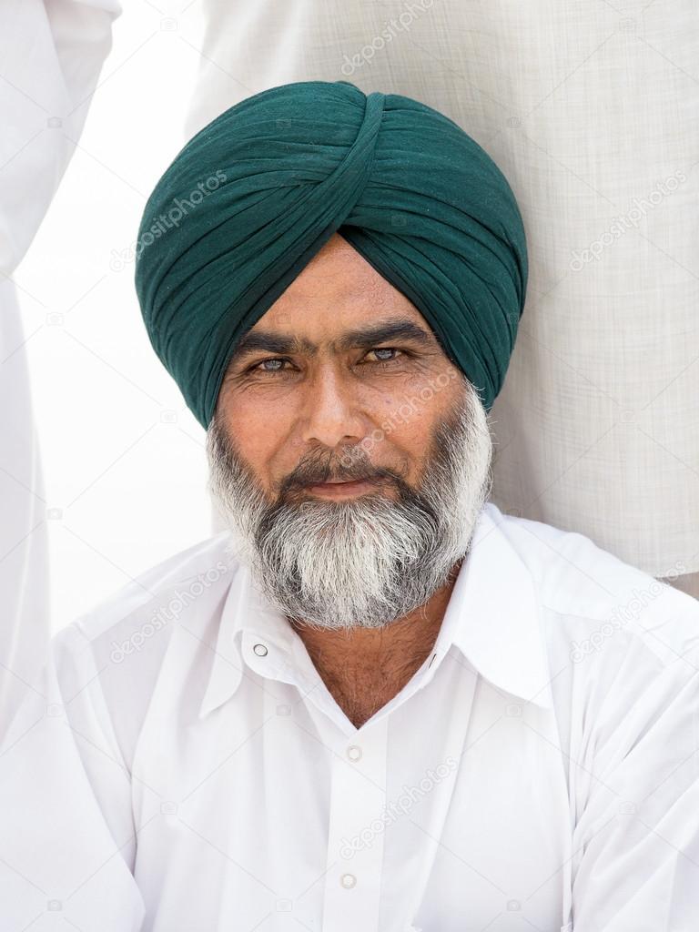 Sikh man visiting the Golden Temple in Amritsar, Punjab, India. – Stock ...