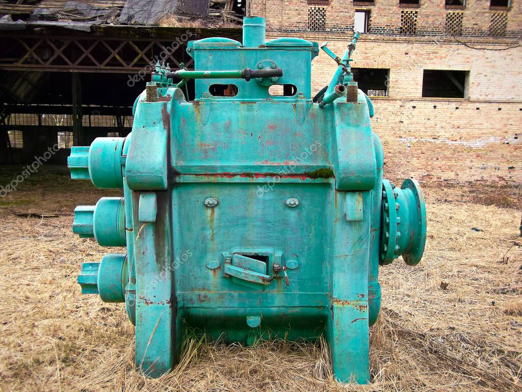 Antiguas máquinas en desuso de la fábrica de máquinas 2024