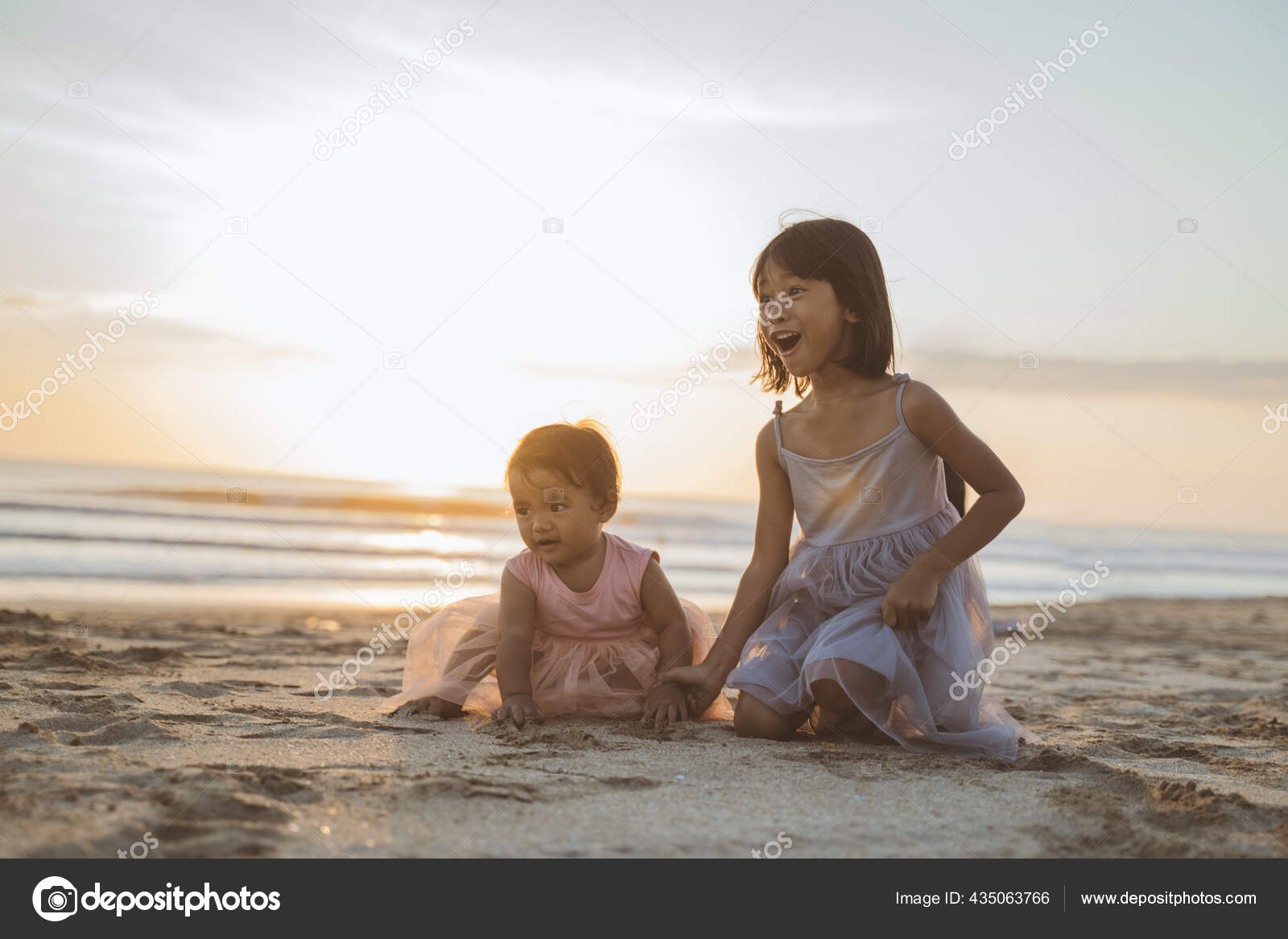 해변에 사는 어린 자매들 — 스톡 사진 © Odua 435063766