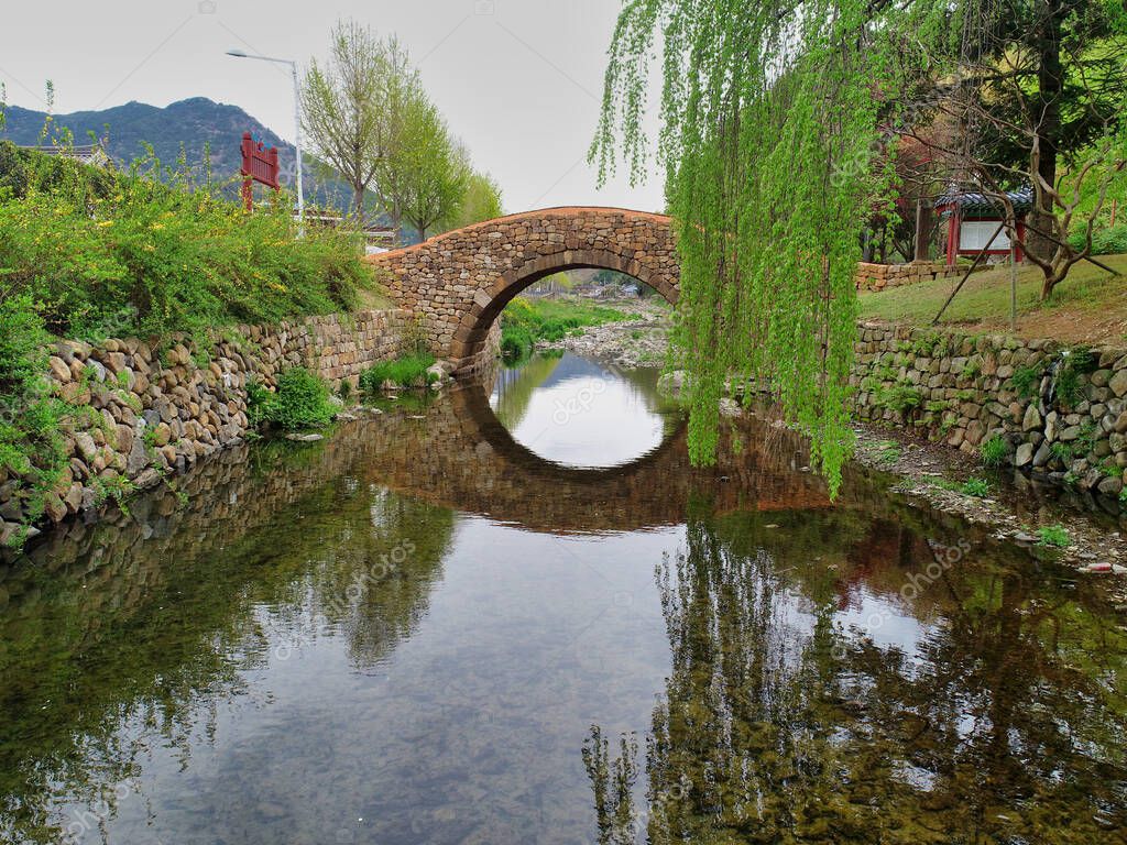 Primavera del puente de Mannyeongyo en Yeongsan, Changnyeong, Gyeongnam ...