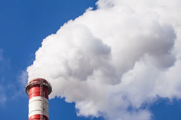 Chimenea con humo fotos de stock, imágenes de Chimenea con humo sin ...