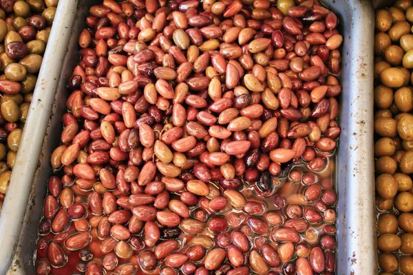 Puesto con aceitunas de Kalamata o de Kalamon en el mercado de la calle ...