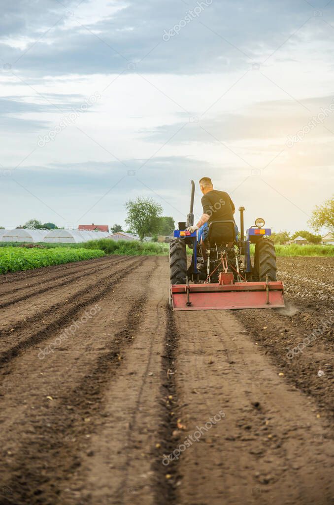 Un agricultor muele tierra sólida para plantar nuevos cultivos ...