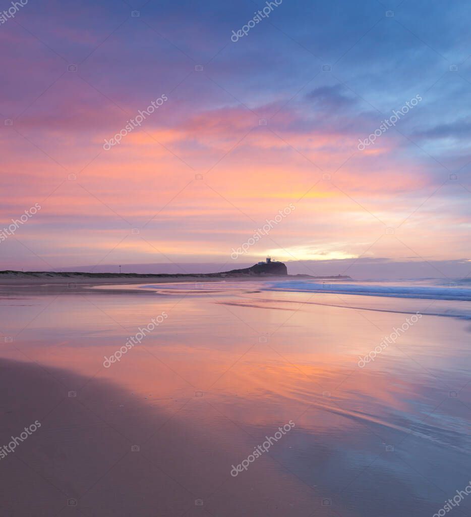 Nobbys Beach es una de las playas más famosas de Newcastles con faro ...