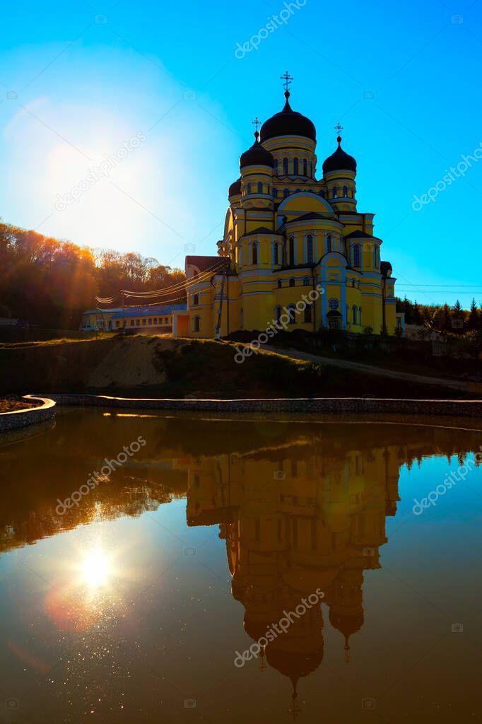 Reflejo de catedral en el agua del lago. Monasterio Hincu de Moldavia ...