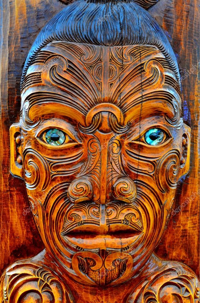 Maoríes hombre cara talla escultura en madera — Foto de stock ...