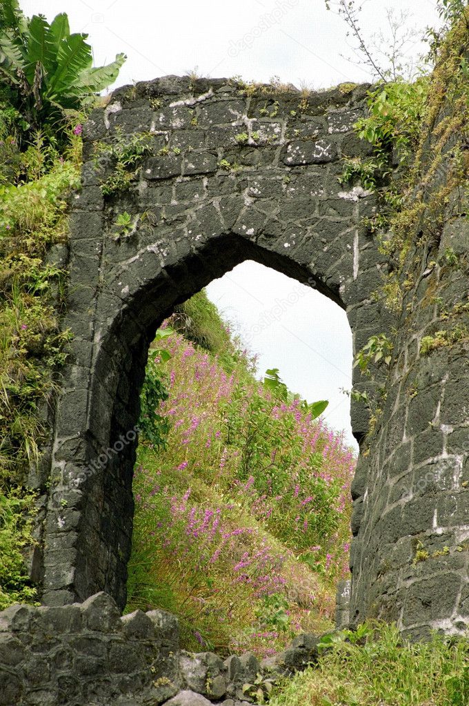 Pasos que conducen hacia un arco de entrada (Pune Darwaja) construido ...