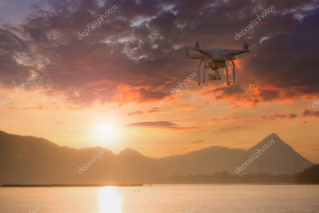 Drone helicóptero volando con cámara digital. Drone con cámara digital ...