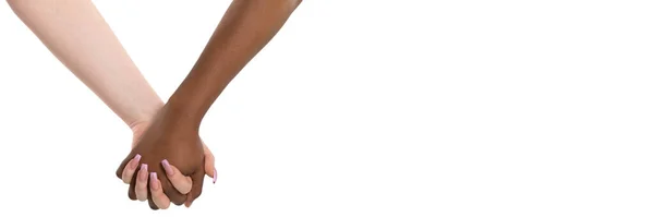 Dos manos en un abrazo cordial. Un apretón. Dos mujeres cogidas de la mano. Dos manos de razas ...