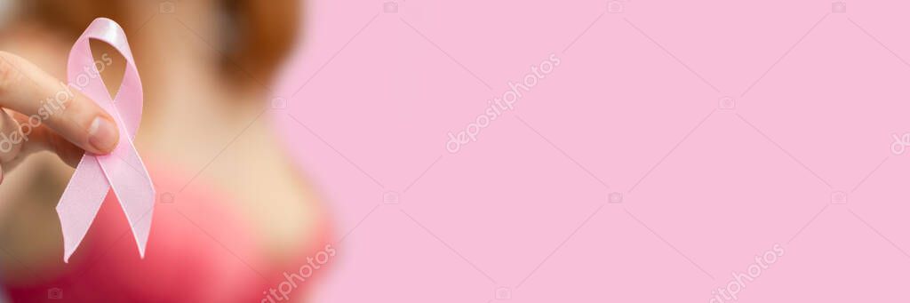La mujer sostiene cinta rosa en sus manos - S mbolo de la lucha contra el c ncer de mama ...