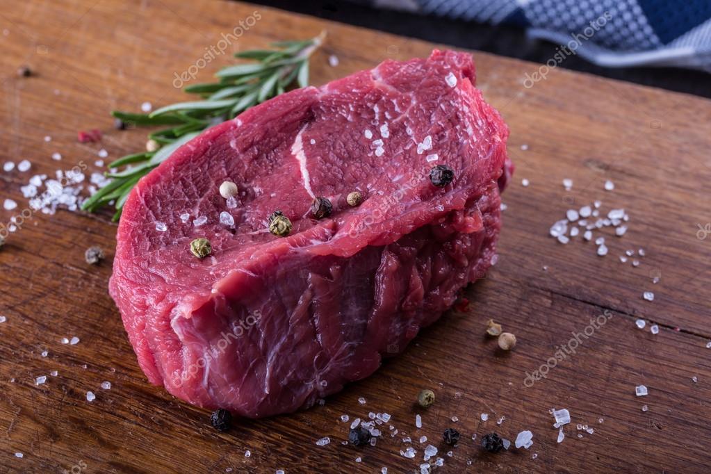 Filete. Carne de res cruda. Carne fresca de solomillo cruda en rodajas ...