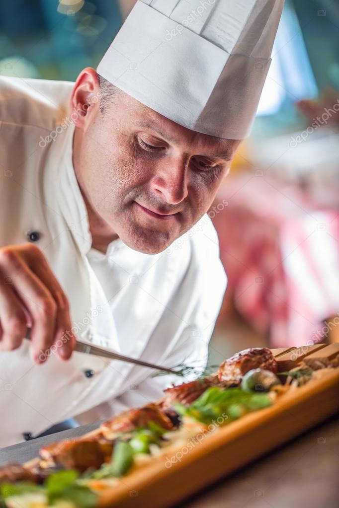 Chef. Chef cooking.Chef plato de decoración. Chef preparando una comida ...