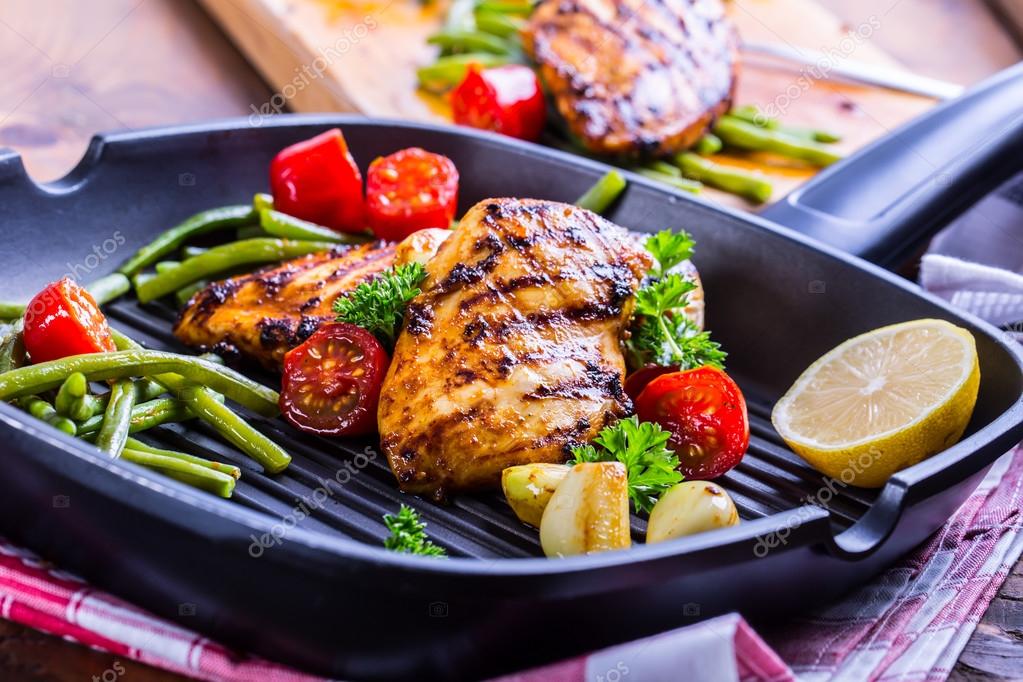 Pechuga de pollo a la parrilla en diferentes variaciones con tomate ...