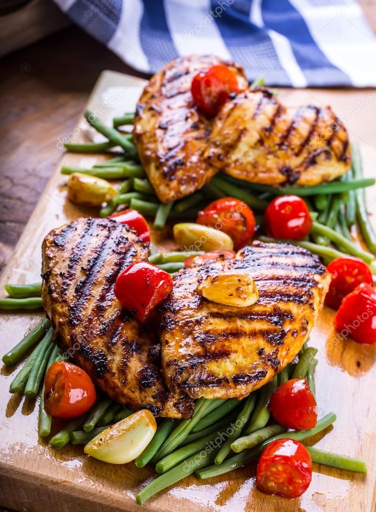 Pechuga de pollo a la parrilla en diferentes variaciones con tomate ...