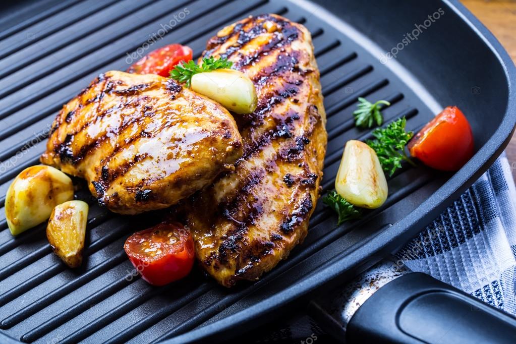 Pechuga de pollo a la parrilla en diferentes variaciones con tomate ...