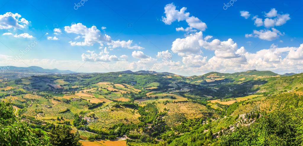 Beautiful view of rolling hills, vineyards and meadows, Umbria, Italy ...