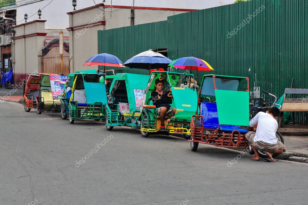 Manila, Filipinas-24 de octubre de 2016: Los pedicabs son la forma más ...
