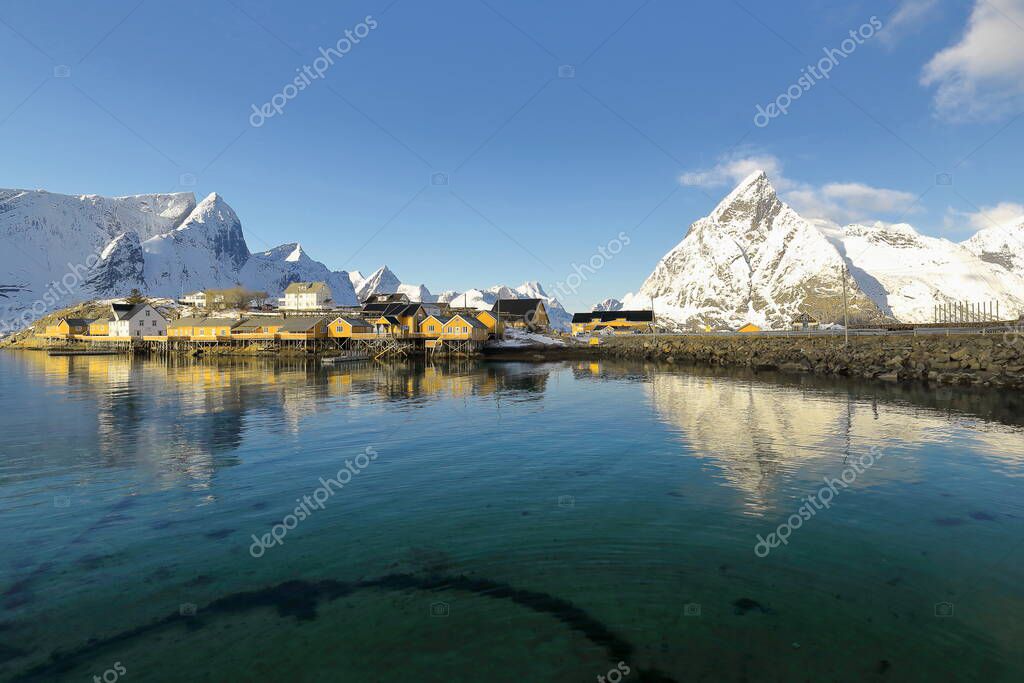 Vista hacia el oeste desde Olenilsoya hasta Sakrisoya rorbuer y monta ...