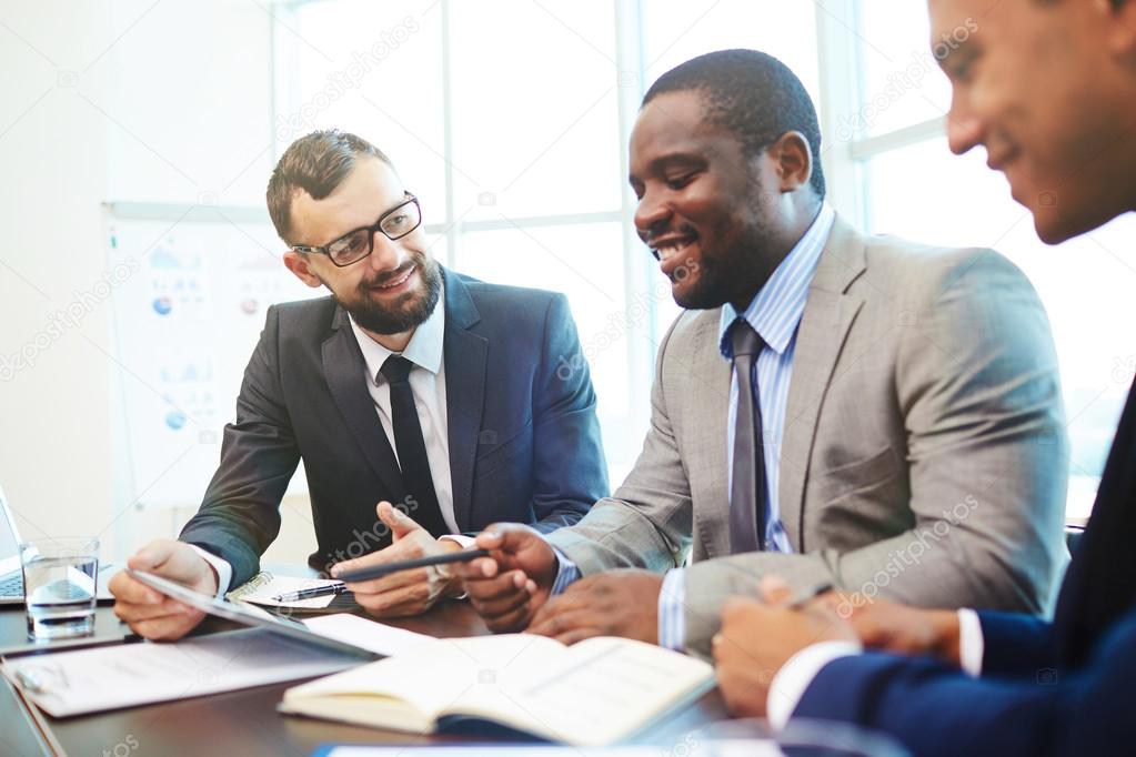 Businessman explaining data — Stock Photo © pressmaster #104868886