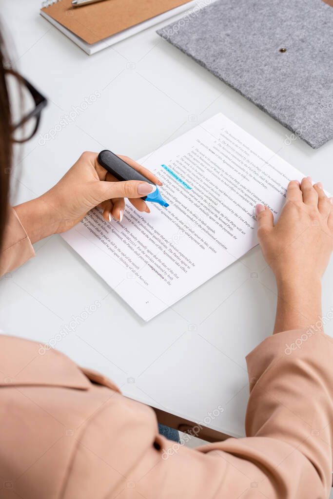 Joven empresaria subrayando los principales puntos y términos del ...