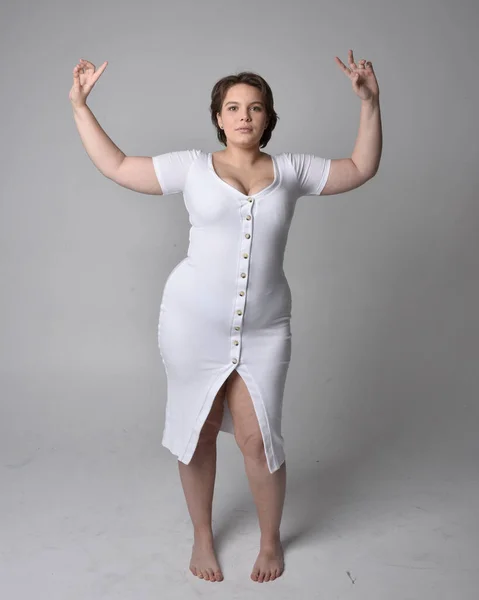 Retrato de larga duración de una joven mujer de tamaño grande con pelo corto morena, con un ...