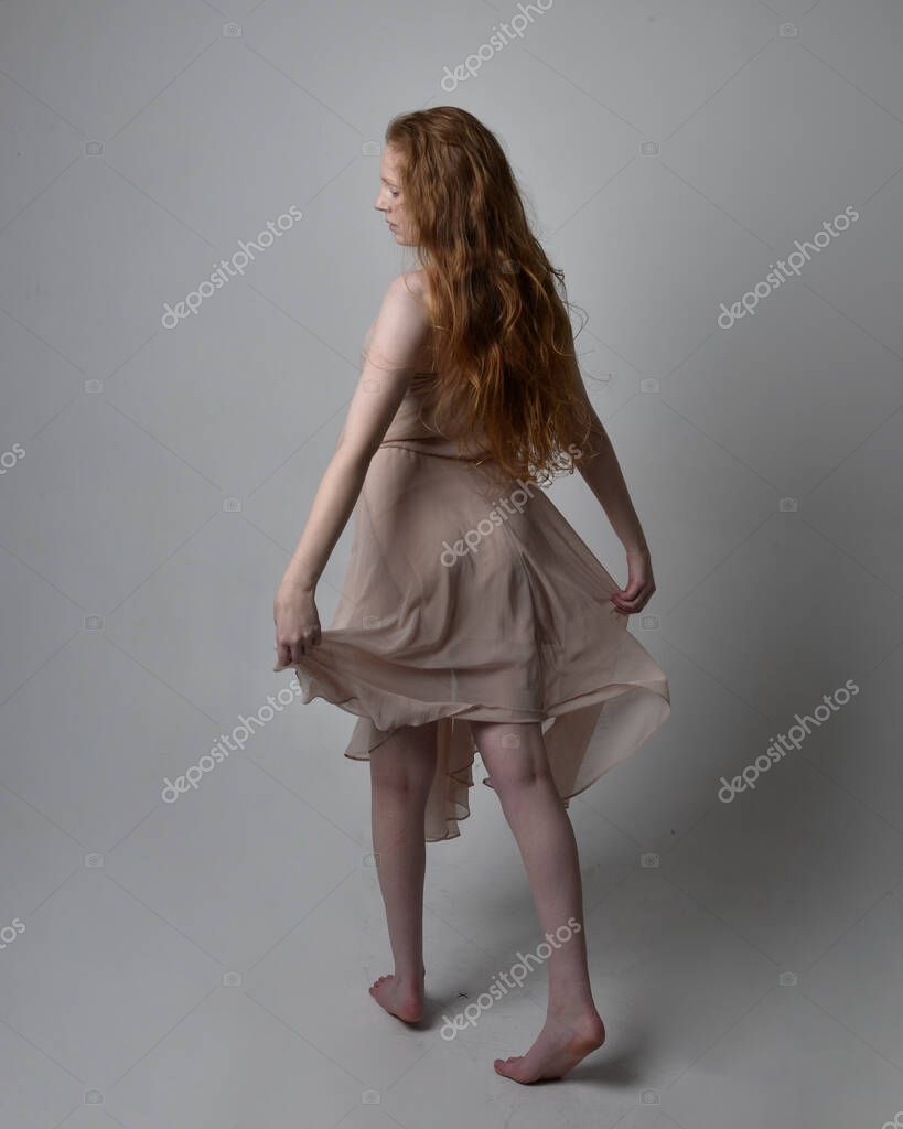 Retrato De Cuerpo Entero De Una Bailarina Pelirroja Bonita Con Piel