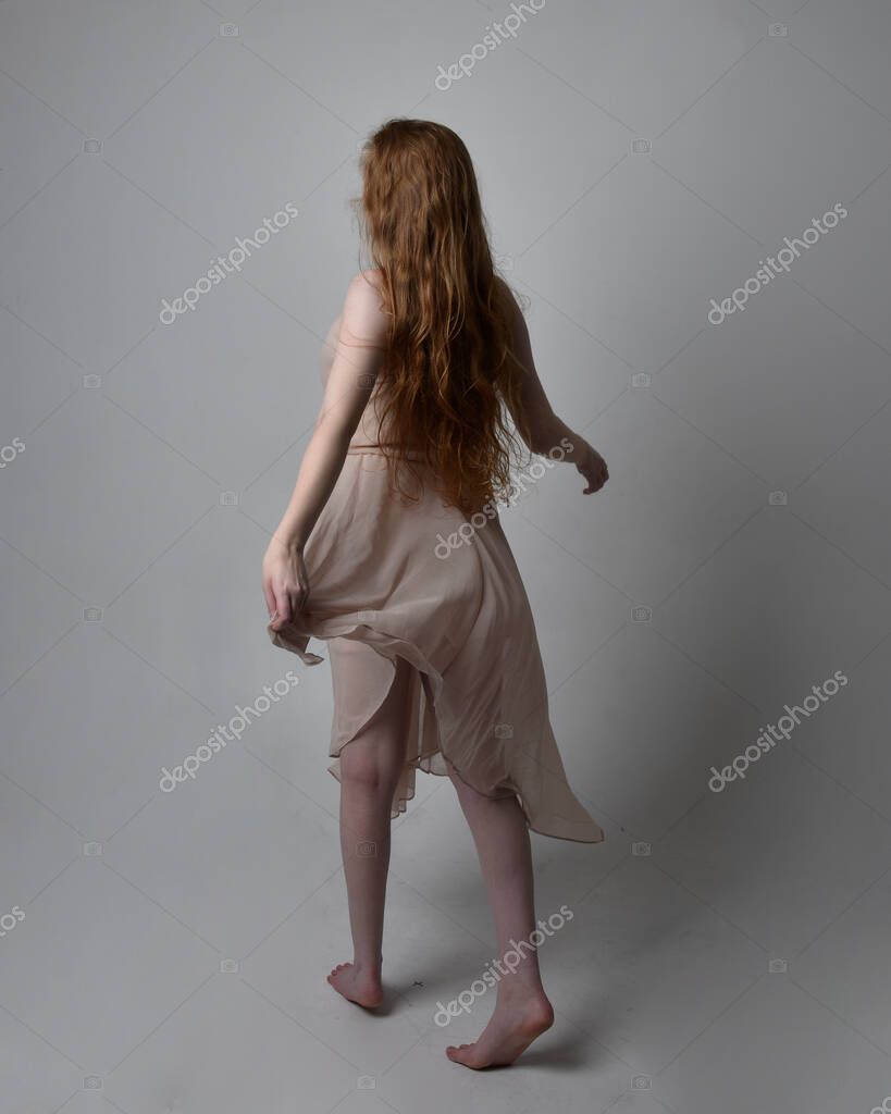 Retrato De Cuerpo Entero De Una Bailarina Pelirroja Bonita Con Piel