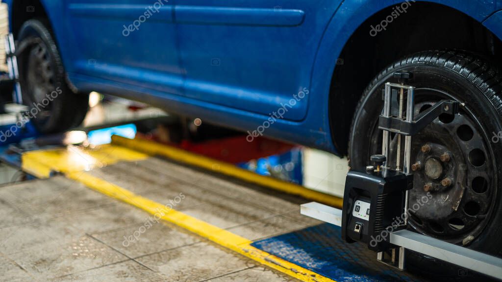Primer plano de un neum tico sujetado por un nivelador que pasa la alineaci n autom tica de las ...