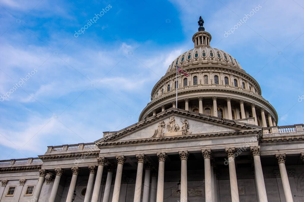 vista de ángulo bajo de la cúpula de mármol del edificio del Capitolio de los Estados Unidos en ...