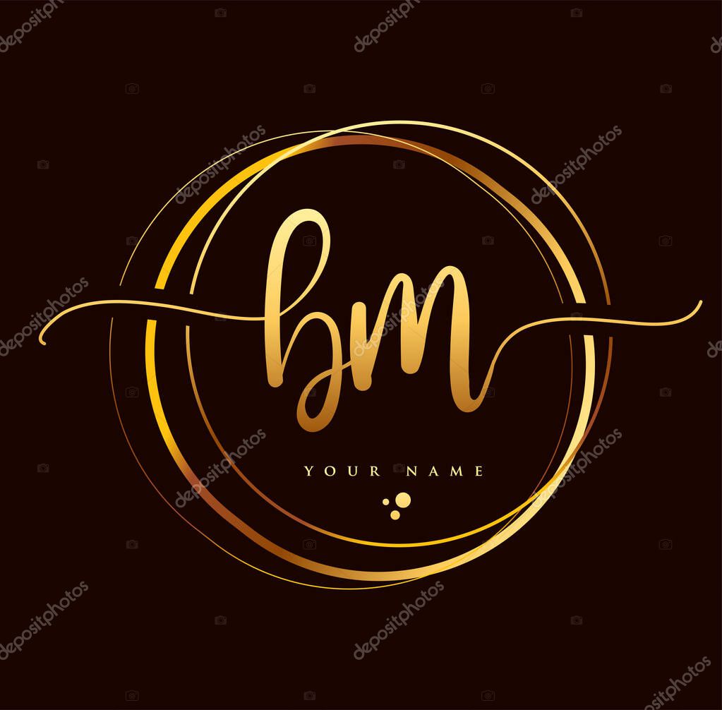 BM Inicial logotipo de escritura a mano de color dorado. Letras de mano Inicial logotipo de la ...