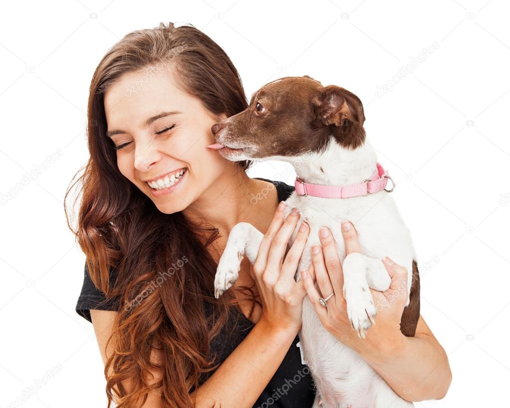Pequeño perro besos hermosa mujer — Foto de stock #100796926 ...